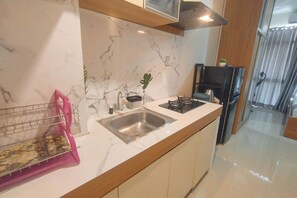 Apartamento | Cozinha privada | Um frigorífico, uma placa de cozinha, utensílios de cozinha 