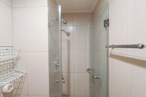 Apartamento | Casa de banho | Um polibã, artigos de higiene pessoal grátis, toalhas fornecidas 