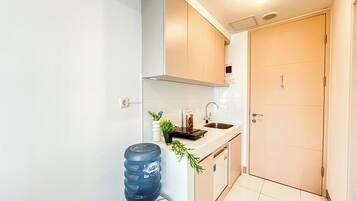 Apartamento | Cozinha privada | Uma placa de cozinha, utensílios de cozinha