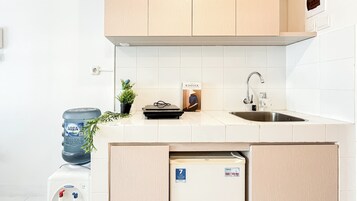 Apartamento | Cozinha privada | Uma placa de cozinha, utensílios de cozinha