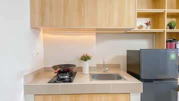 Apartamento | Cozinha privada | Um frigorífico, uma placa de cozinha, utensílios de cozinha