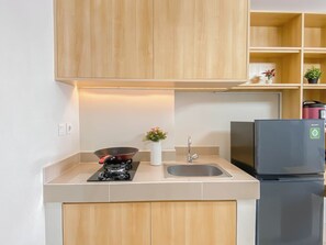 Apartamento | Cozinha privada | Um frigorífico, uma placa de cozinha, utensílios de cozinha