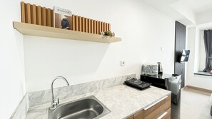 Apartamento | Cozinha privada | Geladeira, cooktop, talheres/pratos/utensílios de cozinha
