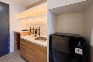 Apartamento | Cozinha privada | Geladeira, cooktop, talheres/pratos/utensílios de cozinha