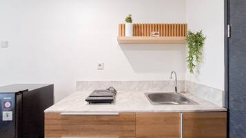 Apartamento | Cozinha privada | Um frigorífico, uma placa de cozinha, utensílios de cozinha