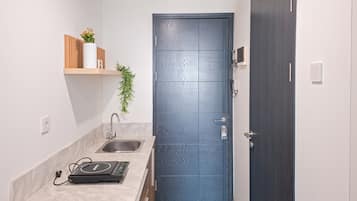 Apartamento | Cozinha privada | Um frigorífico, uma placa de cozinha, utensílios de cozinha