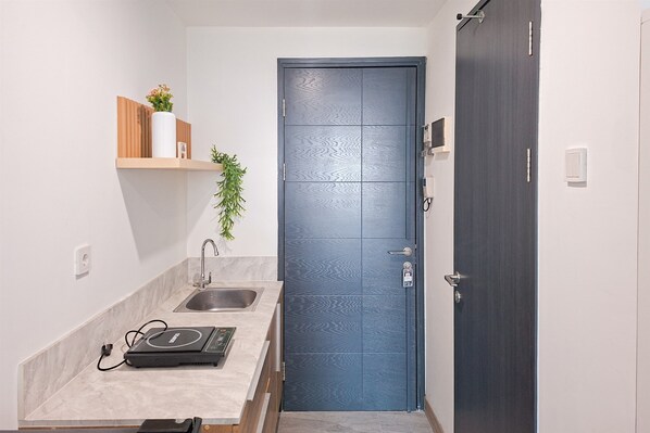 Apartamento | Cozinha privada | Geladeira, cooktop, talheres/pratos/utensílios de cozinha