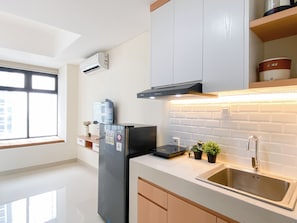 Apartamento | Cozinha privada | Um frigorífico, uma placa de cozinha, utensílios de cozinha