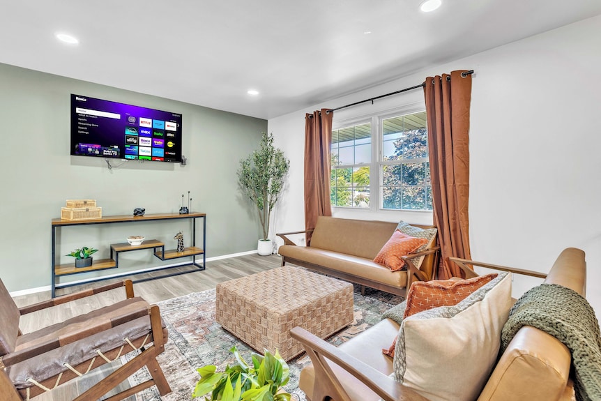 Modern Spacious 4br Home Near Chicago Sleeps 10 Family & Pets Friendly - Wheaton