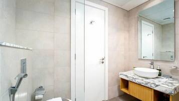 Estúdio Deluxe | Casa de banho | Um polibã, artigos de higiene pessoal grátis, toalhas fornecidas, sabão