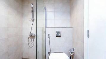 Estúdio luxo | Banheiro | Chuveiro, produtos de toalete grátis, toalhas de banho, sabonete