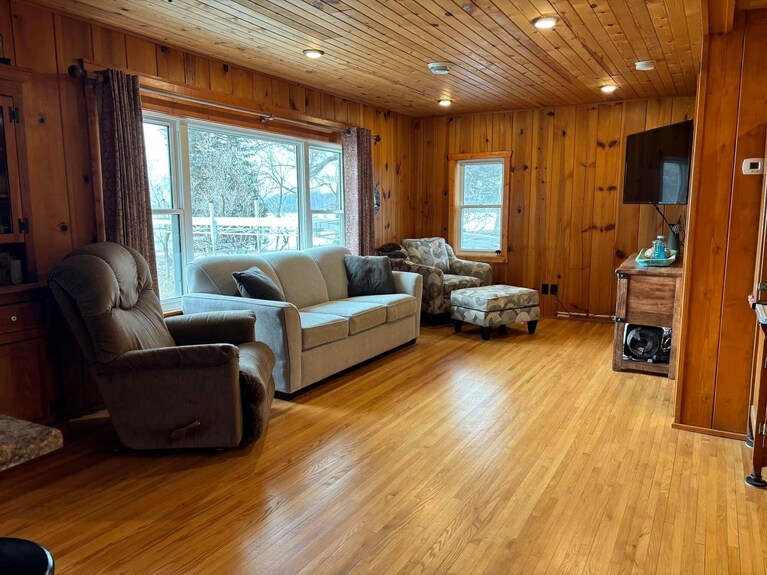 Peace Cottage On The Water-rustic Charm & Lakefront Living!! - Sakatah Lake State Park, Waterville