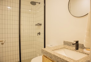 Apartamento, 1 cama queen-size, Vista para a cidade | Casa de banho | Artigos de higiene pessoal grátis, um secador de cabelo