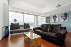 Apartamento design, 2 quartos, vista para a cidade, na torre | Área de estar | Smart TV 50 polegadas com canais digitais
