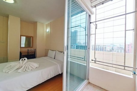 Quarto. Surang Mansion