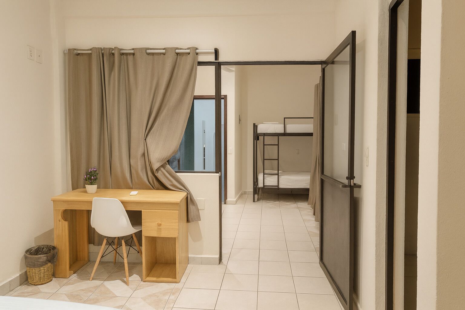 Quarto Familiar | Roupa de alta qualidade, Wi-fi grátis, roupa de cama fornecida 