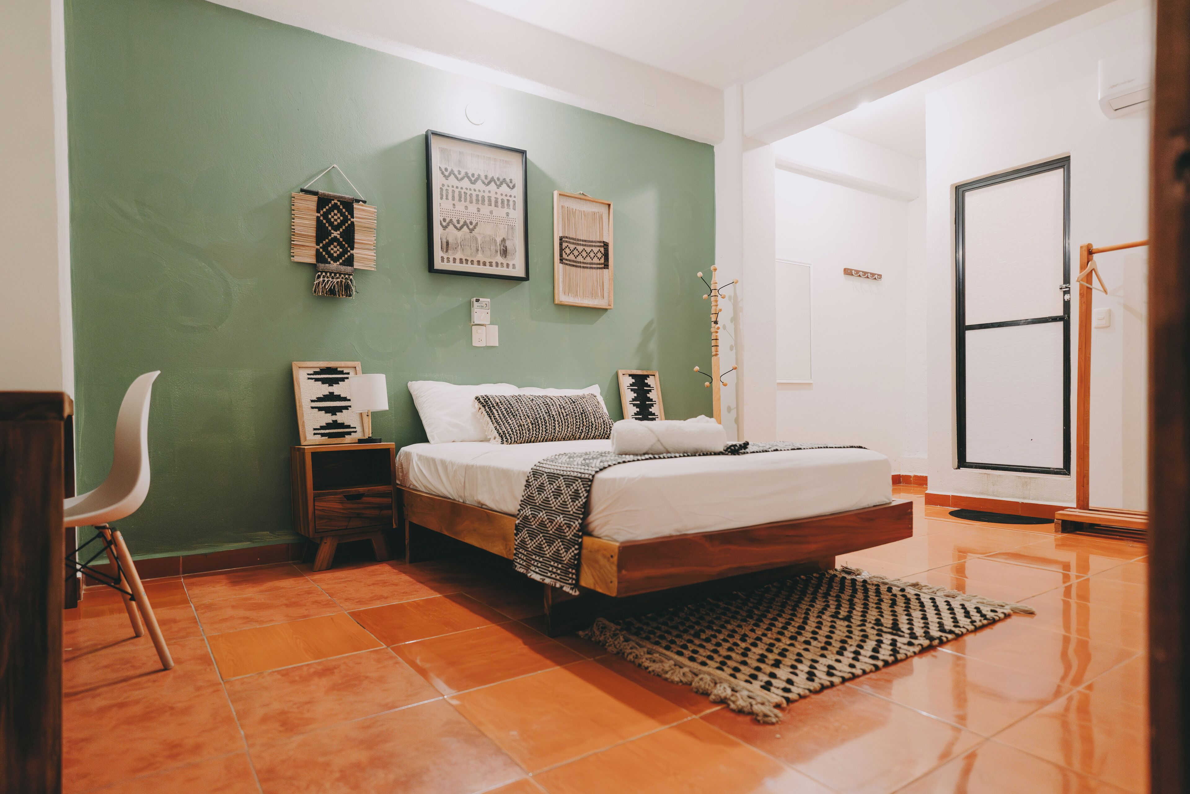 Quarto Básico | Roupa de alta qualidade, Wi-fi grátis, roupa de cama fornecida 