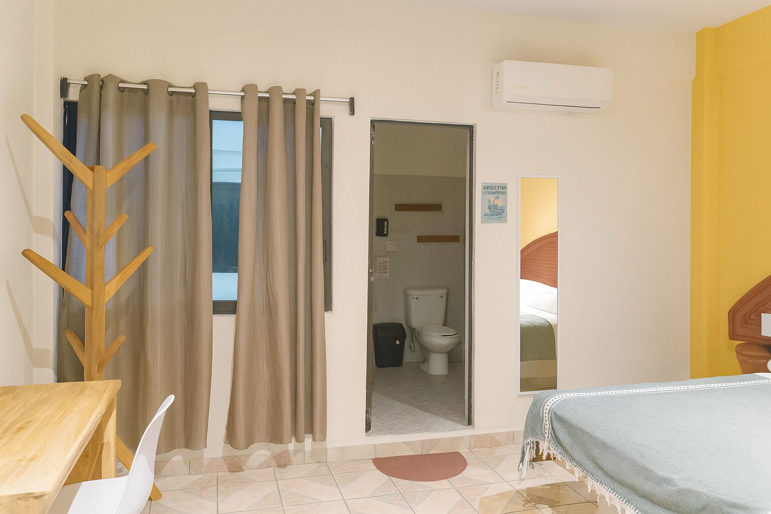 Quarto Empresarial | Roupa de alta qualidade, Wi-fi grátis, roupa de cama fornecida 