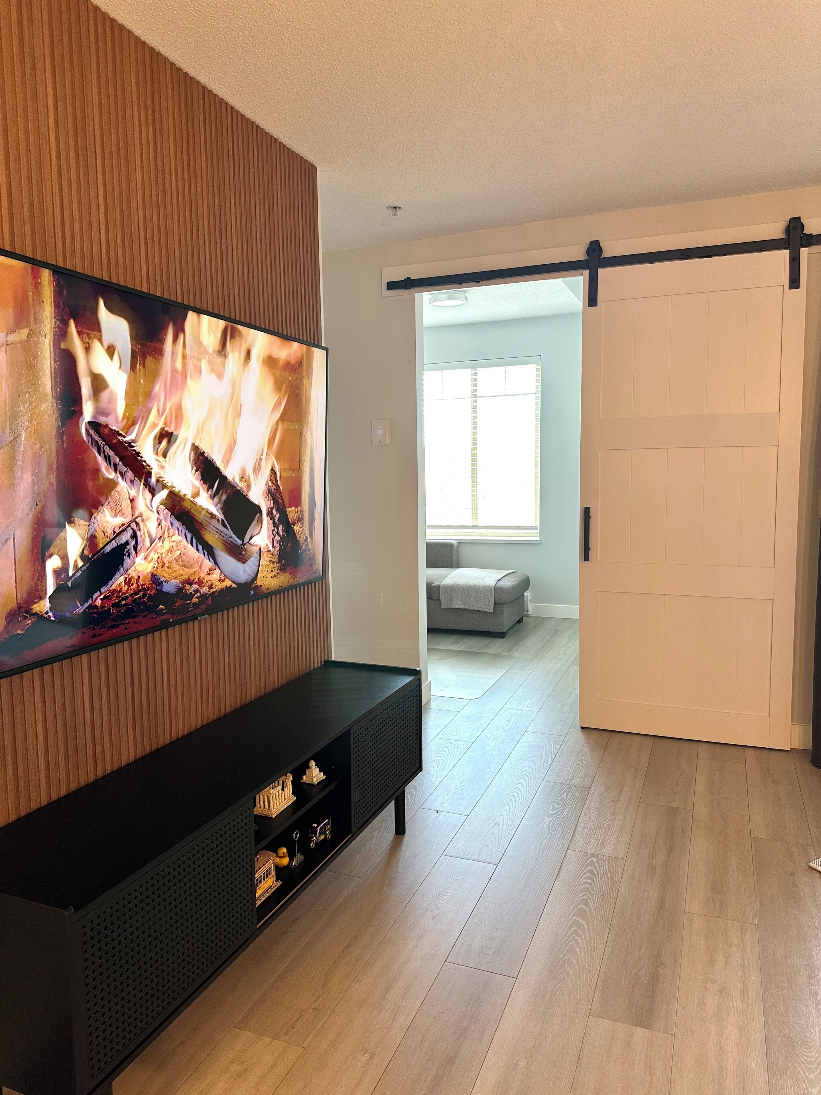 Bright Modern Condo Near Skytrain & Hospital - 