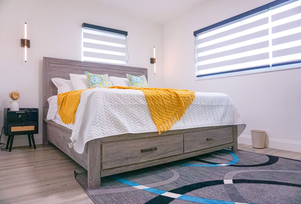 Entire home w/6 seats HOT TUB + golf + near airport/beach + Fire pit ...