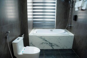 Um polibã, artigos de higiene pessoal grátis, um secador de cabelo 