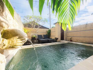 Piscina exterior, espreguiçadeiras 