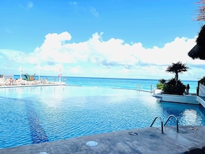 2 piscinas exteriores, guarda-sóis, espreguiçadeiras