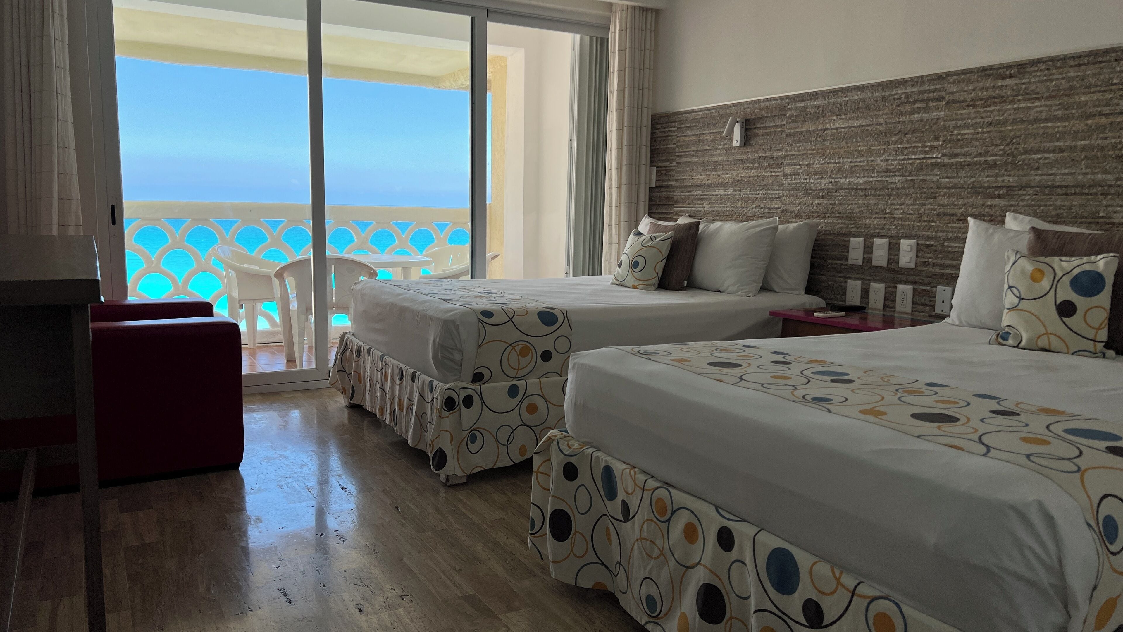 Deluxe Apartment, Beachfront | Cofre no quarto, secretária adequada para computadores portáteis 