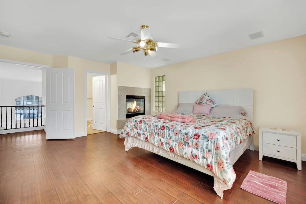 A perfect 6-bedroom home for a group of friends in vibrant Las Vegas ...