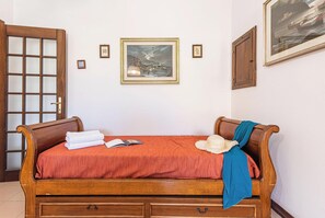 1 quarto, ferro/tábua de engomar, roupa de cama fornecida 