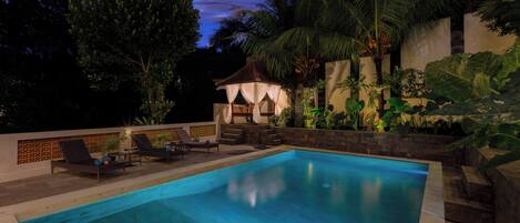 Piscina externa, espreguiçadeiras