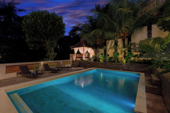 Piscina externa, espreguiçadeiras