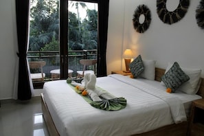 Quarto casal superior, vista para a piscina | Cortinas blackout, quartos à prova de som, Wi-Fi de cortesia