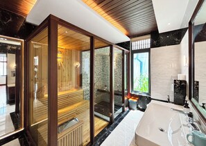 Villa, 5 quartos, varanda, Vista para a cidade | Casa de banho | Artigos de higiene pessoal grátis, um secador de cabelo, chinelos 