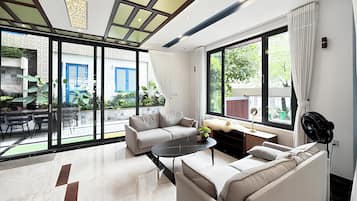 Vila, 5 quartos, sacada, vista para a cidade | Sala de estar