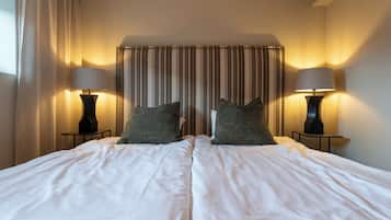 Quarto Duplo Económico | Cortinas/cortinados opacos, ferro/tábua de engomar