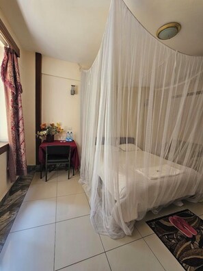 Quarto Individual Deluxe, Vista para a cidade | Com decoração personalizada, com mobília individualizada, Wi-fi grátis 