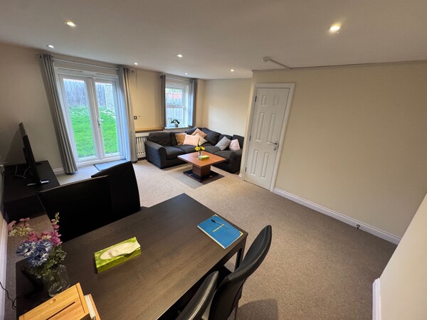 Sleeps8-familyfriendly-freeparking-30mintoheathrow - Reading
