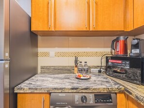 Apartamento Deluxe, varanda, Vista para a cidade | Cozinha privada | Uma máquina de café expresso, uma chaleira elétrica