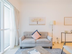 Apartamento Deluxe, varanda, Vista para a cidade | Sala de estar | Smart TV de 55 polegadas com canais digitais