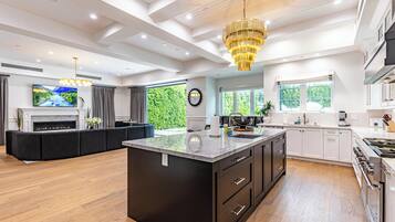 Casa de Luxo, várias camas, acesso à piscina, vista para a piscina (Otis Ave) | Cozinha privada