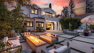 Casa de Luxo, várias camas, acesso à piscina, vista para a piscina (Otis Ave) | Terraço/pátio interior