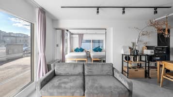 Apartamento | Sala | Televisor de ecrã plano de 65 polegadas com canais digitais