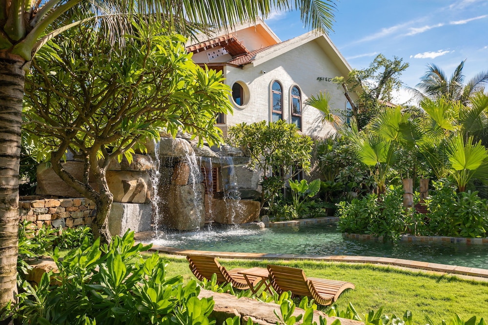 Sun Village Beach Resort - Hòa Hiệp Trung