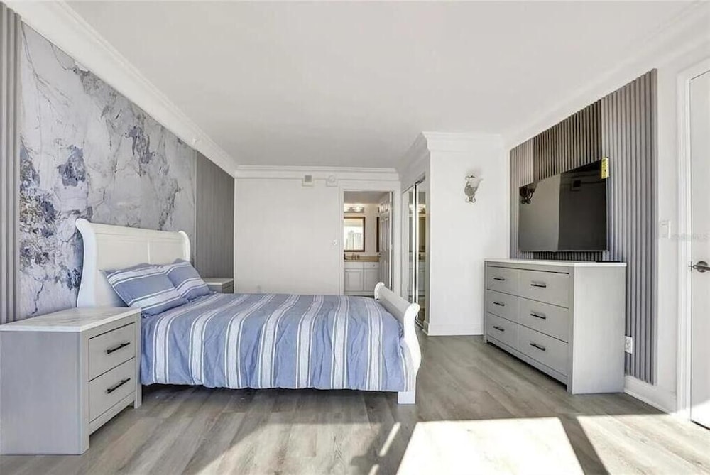 Azure Tides Oceanfront - Ormond Beach, FL