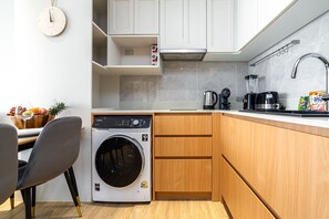 Apartamento júnior, varanda | Cozinha privada | Geladeira, micro-ondas, lava-louças