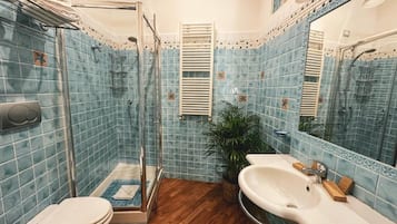 Quarto luxo | Banheiro | Chinelos