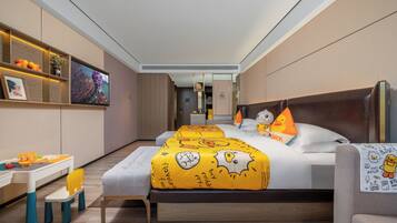 Quarto de hotel moderno com uma cama grande, uma escrivaninha e um espaço de estar.