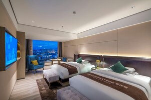 Quarto Twin Comfort, vista para a montanha | Minibar grátis, secretária