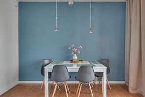 Apartamento Deluxe, varanda, vista para o rio | Sala de jantar
